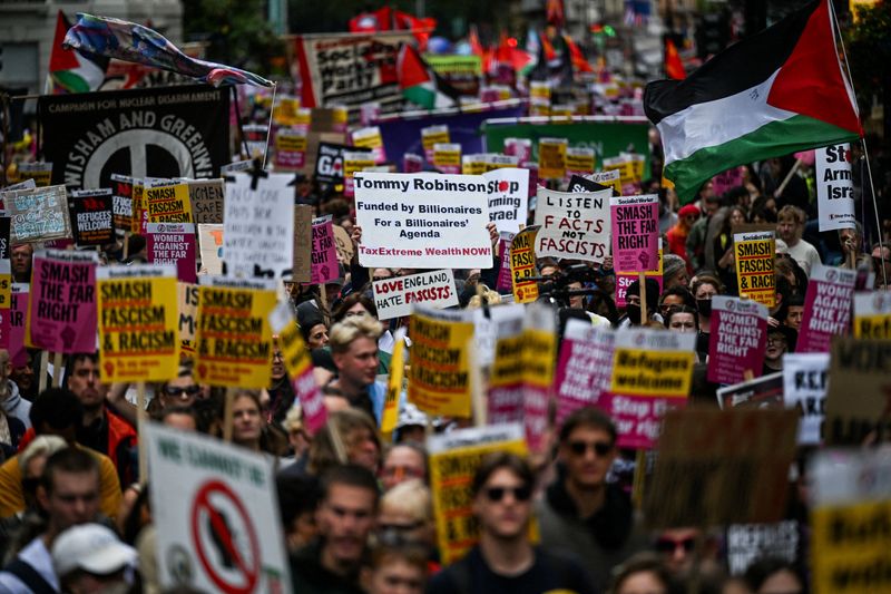 Scuffles with police as 100,000 anti-immigration protesters march in ...